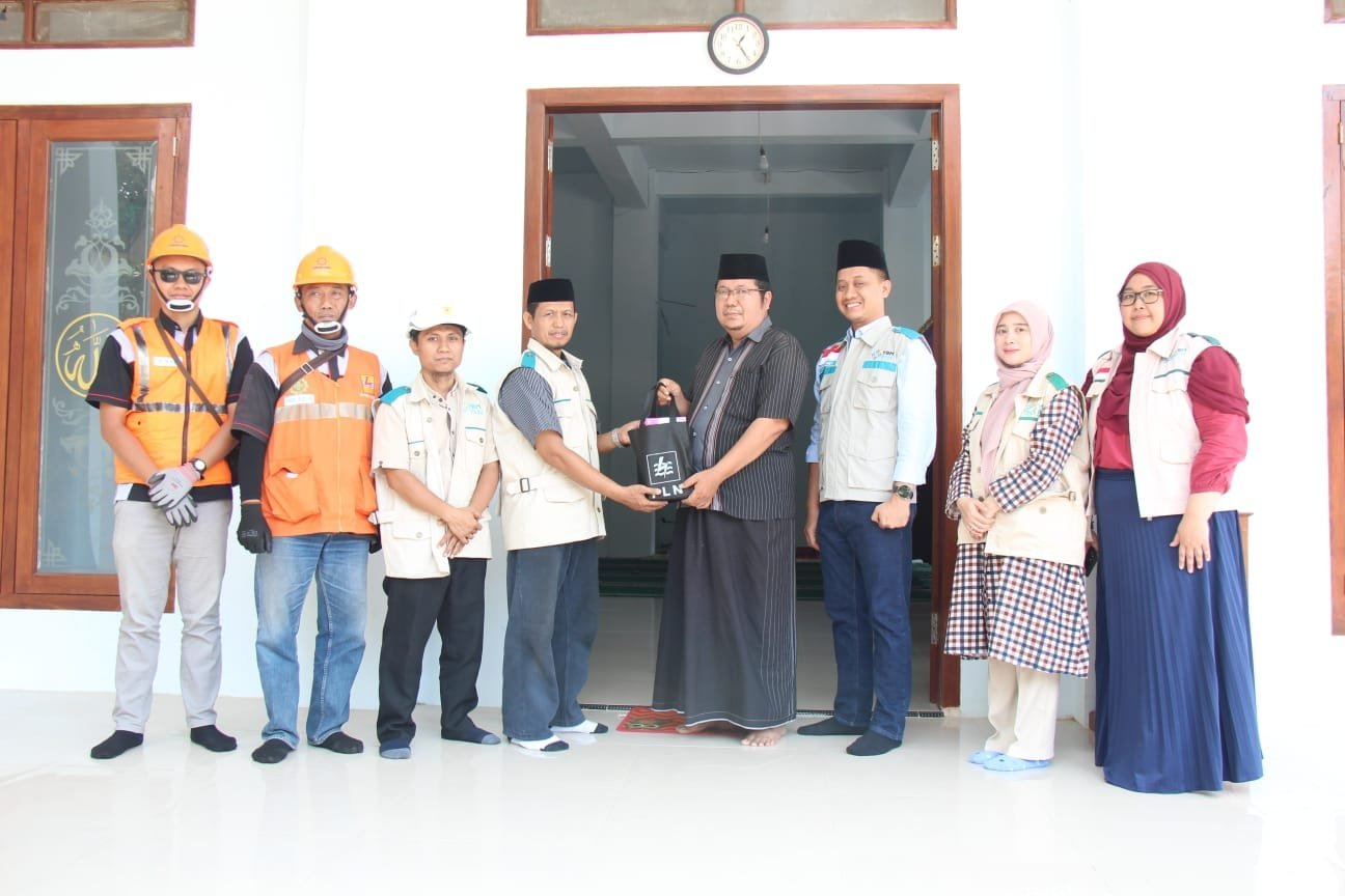 YBM PLN UP2B Jatim Bantu Hadirkan Cahaya Untuk Masjid dan Musholla - Siaranesia